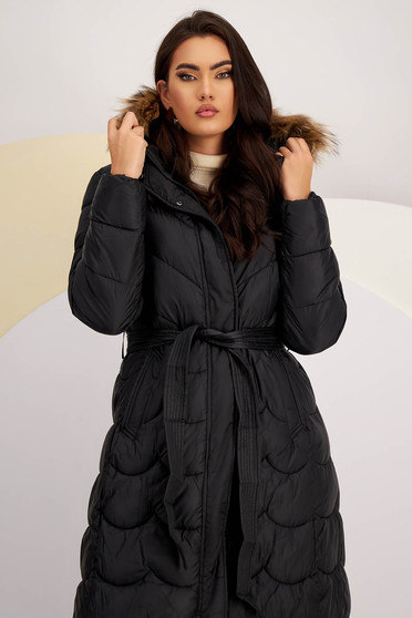 Geaca din fas neagra lunga cu un croi drept accesorizata cu blana ...