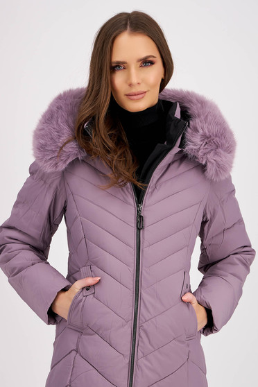 Geaca din fas mov-deschis cu un croi drept si gluga detasabila cu ...