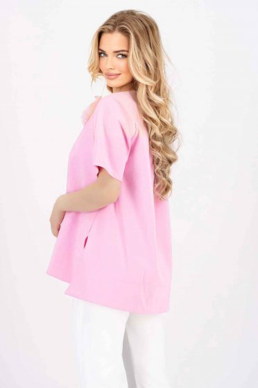 Tricou din bumbac roz-deschis cu croi larg usor asimetric cu brosa in ...