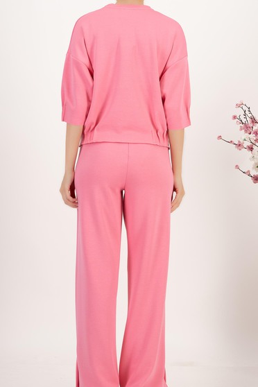 Trening din modal roz cu elastic in talie si croi evazat cu buzunare ...