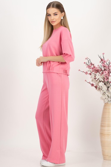 Trening din modal roz cu elastic in talie si croi evazat cu buzunare ...