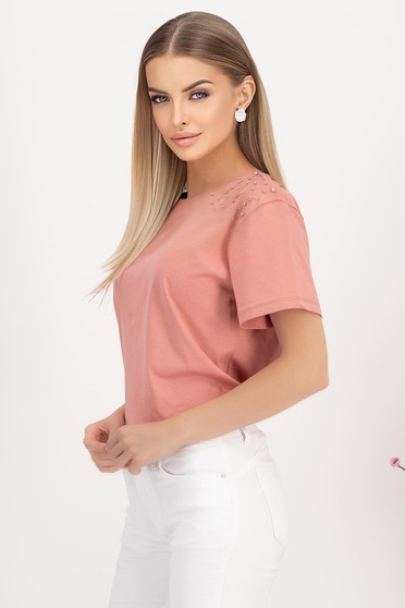 Tricou din bumbac roz pudra cu croi larg si aplicatii cu pietre strass ...