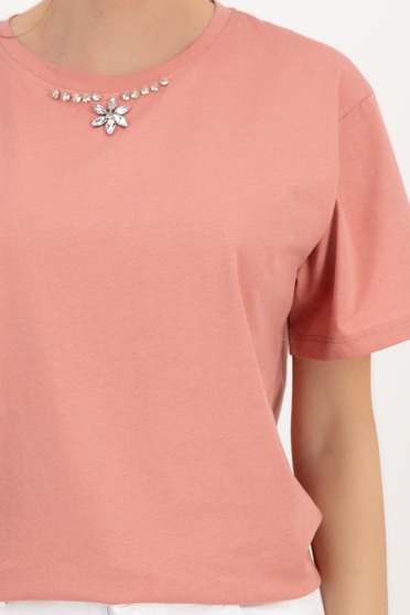 Tricou din bumbac roz pudra cu croi larg si aplicatii cu pietre strass ...